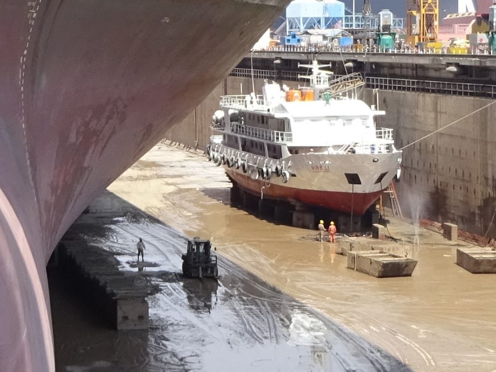 Big and Small - marine-motives.com Ship Photos and Maritime Photography
